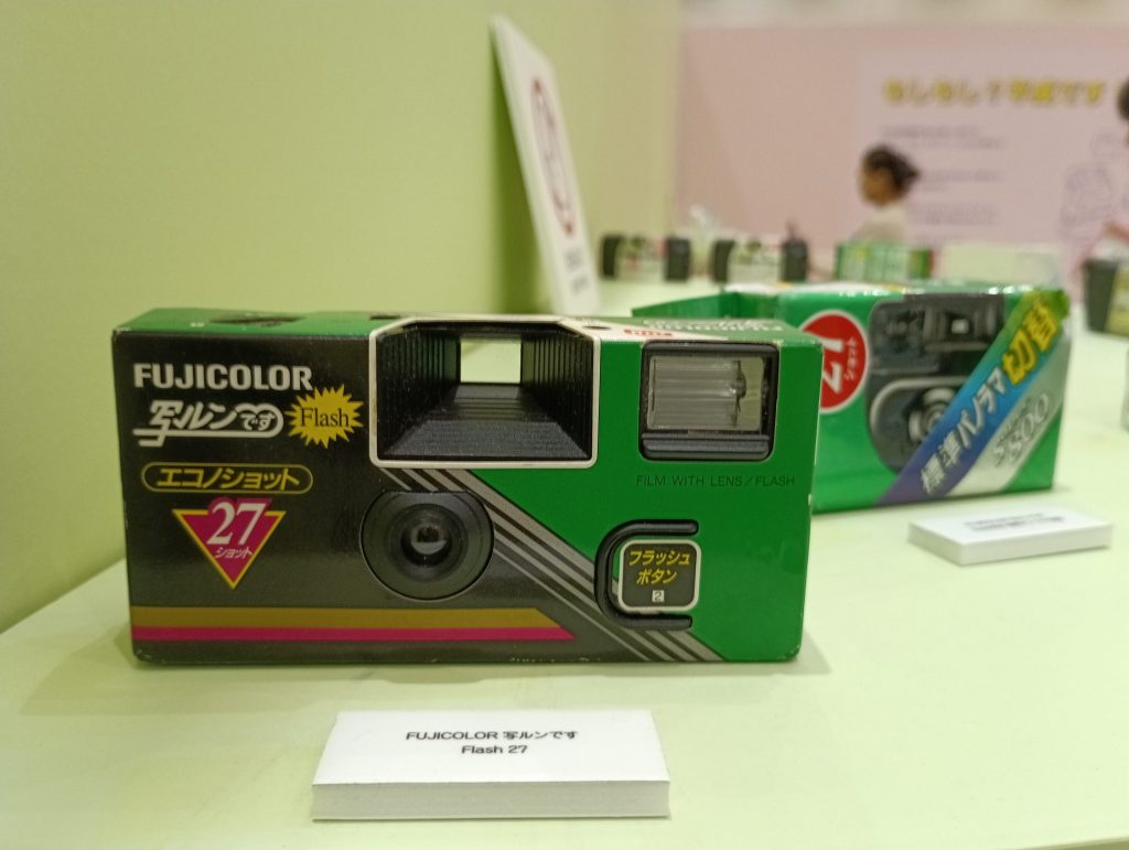 懐かしい!かわいい!「これ何?」という声も 平成を楽しむ「NEO平成レトロ展」 大丸神戸店で