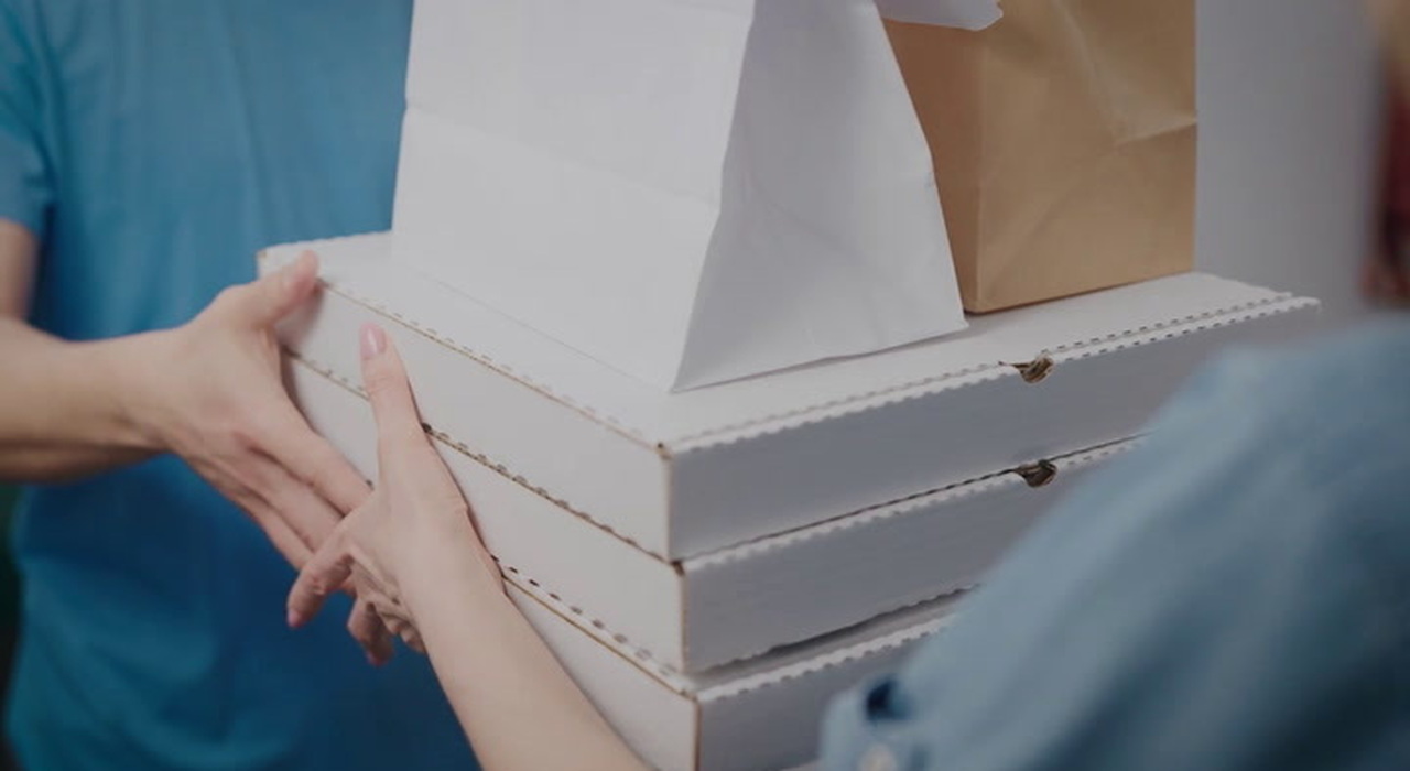 Rifiuti e food delivery, il 36% dei giovani non sa come fare la ...