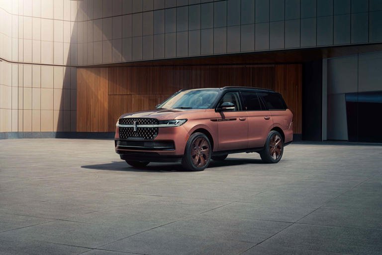 See Serena Williams' specially designed pink Lincoln Navigator