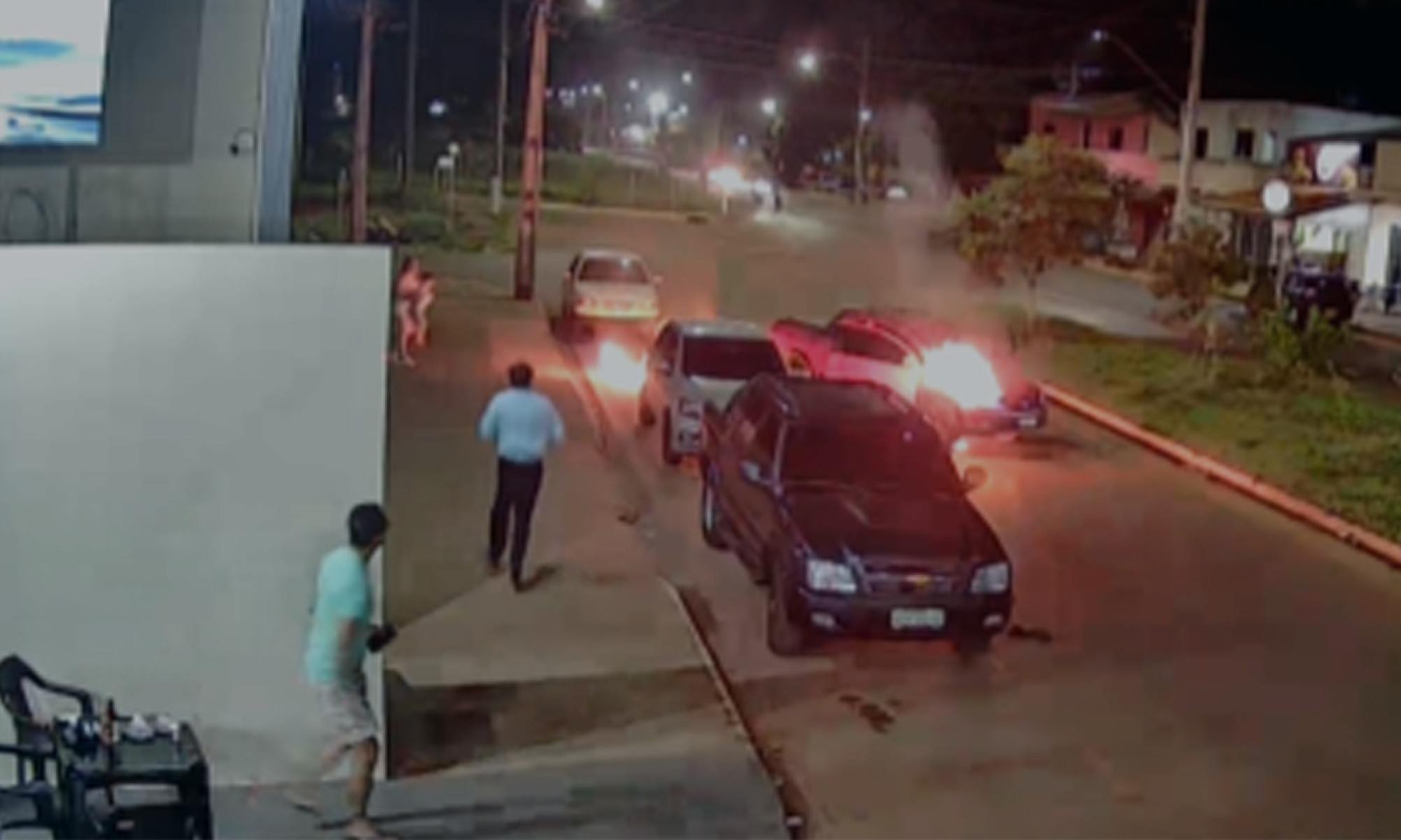Vídeo: picape pega fogo e assusta motorista e clientes de espetinho em MG
