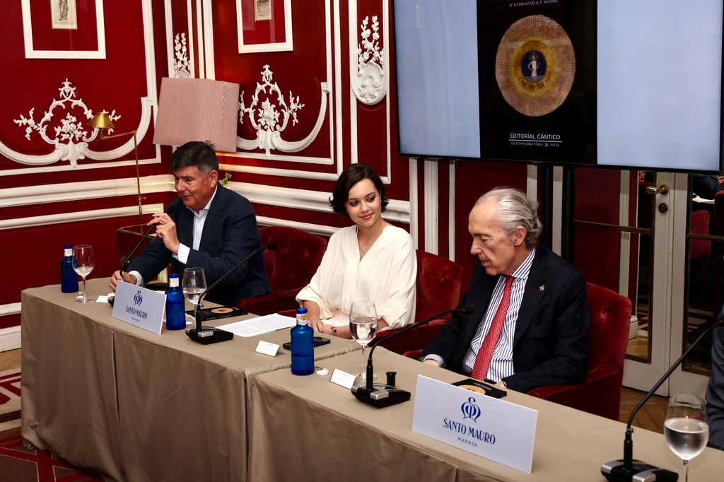 Alejandra Cortina presenta su libro arropada por sus padres, Elena Cué ...