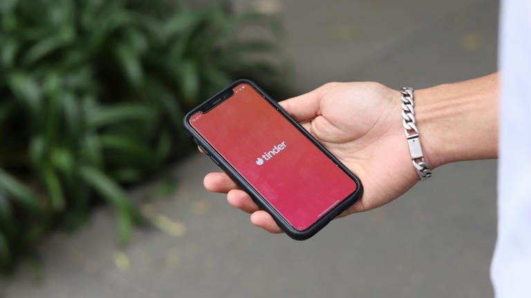 Tinder tests eye-scan checks as Zoom backs proof of humanity option