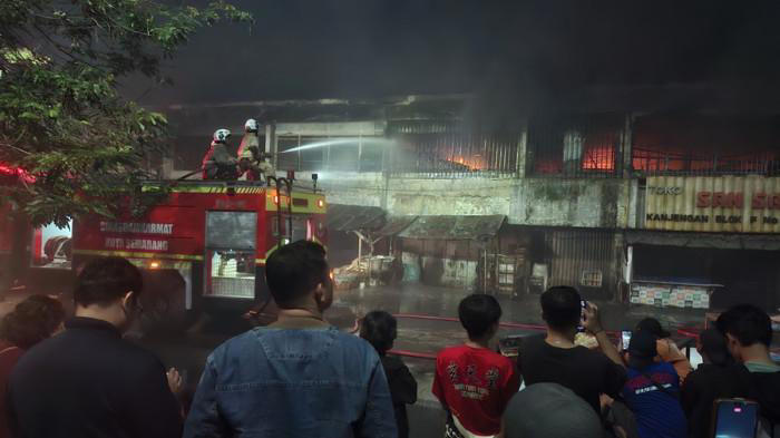 Damkar kerahkan 10 armada 60 petugas untuk padamkan api di Pasar ...
