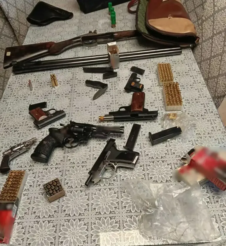 Αστυνομική επιχείρηση σε οικισμούς των Αχαρνών – Εντοπίστηκε οπλοστάσιο ...
