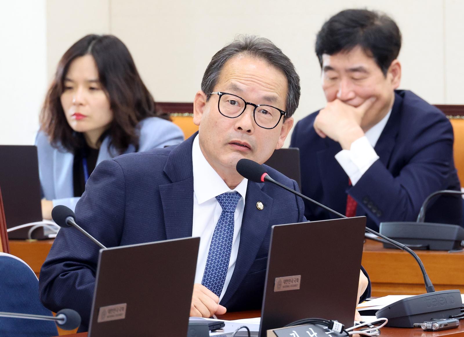 與 이번엔 '성비위'… 금품 비리 의혹 이어 공천 과정 잇단 잡음