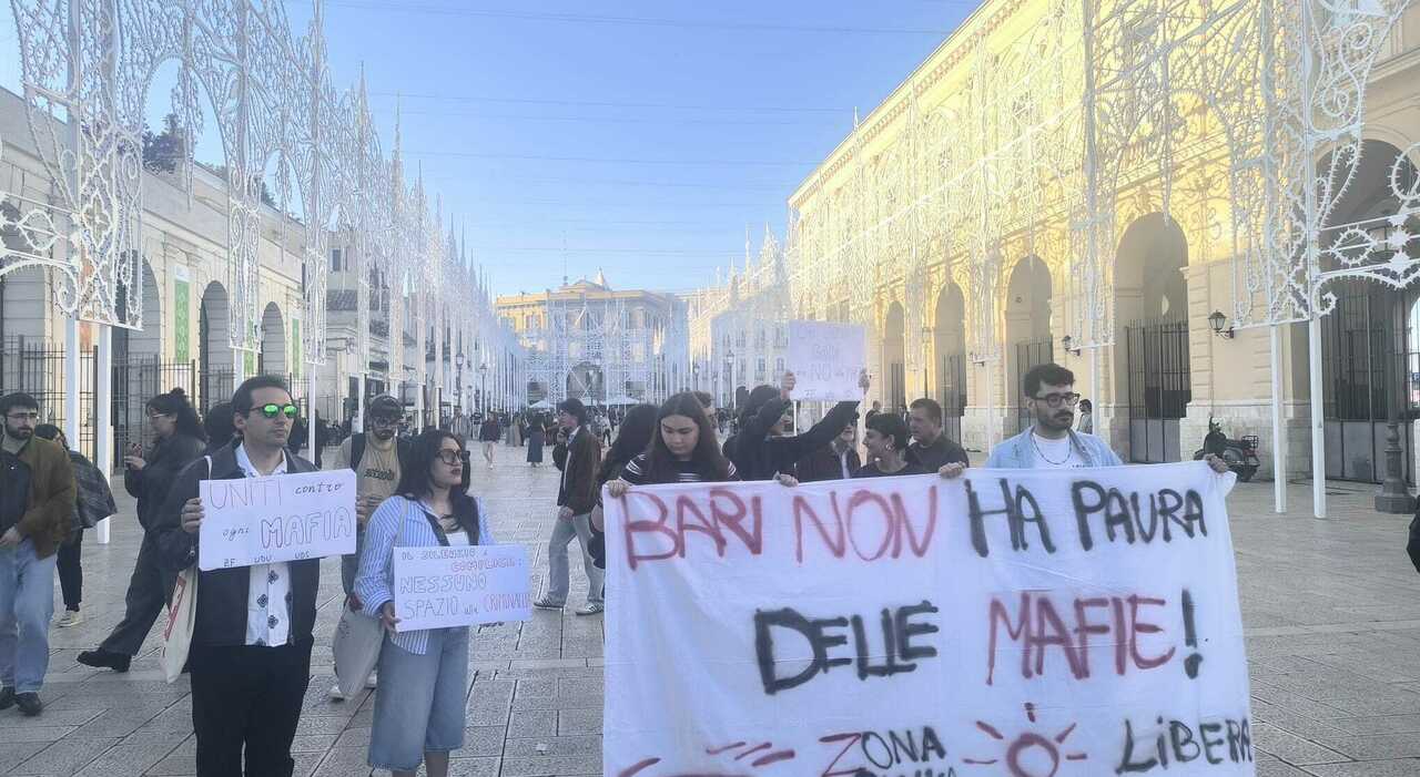 Bari, manifestazione in piazza contro la mafia: «Non avremo paura»