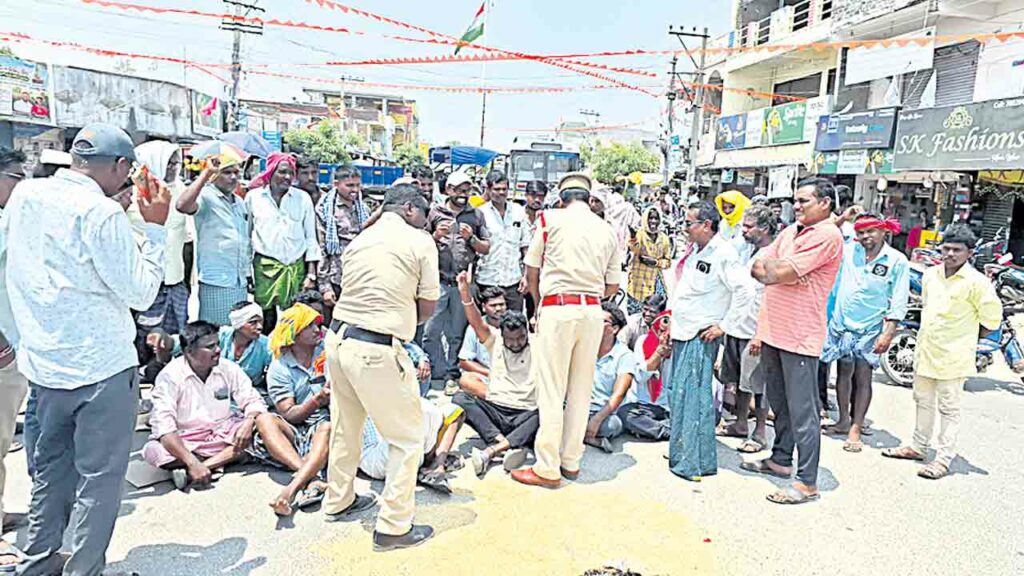 ఎర్రటి ఎండలో రోడ్డెక్కిన రైతన్న.. వడ్లు కొనడానికి రోజుకో విధానంపై ఆగ్రహం