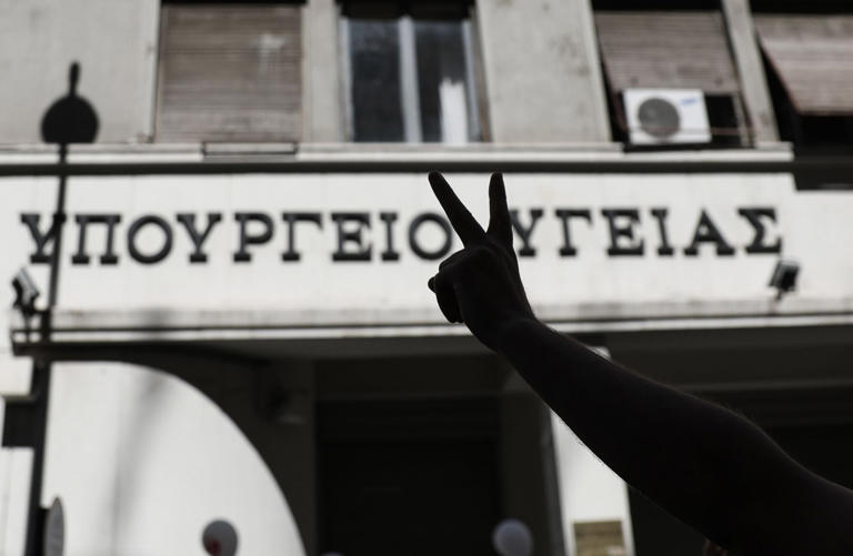 ΟΕΝΓΕ κατά Άδωνι: «Δεν πείθουν ούτε νήπια» όσα λέει για τη γιατρό που ...