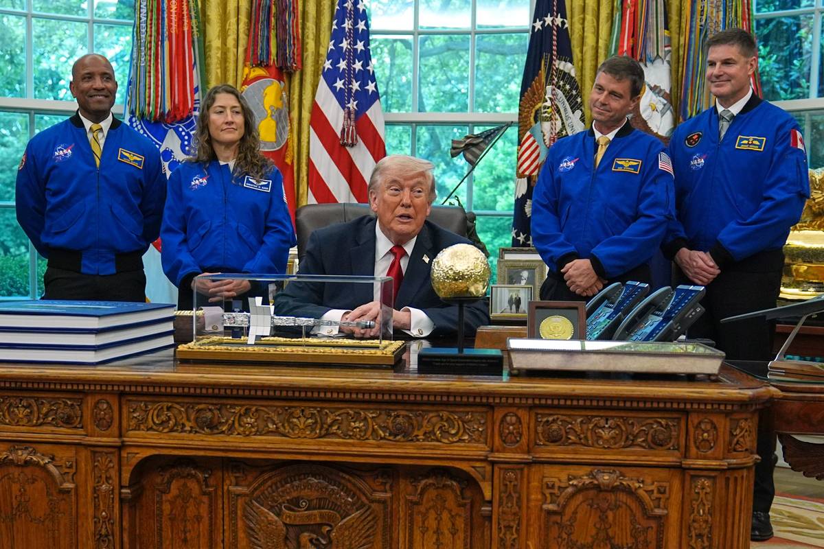 Trump recebe astronautas da Artemis II e diz que não teria problema em ...