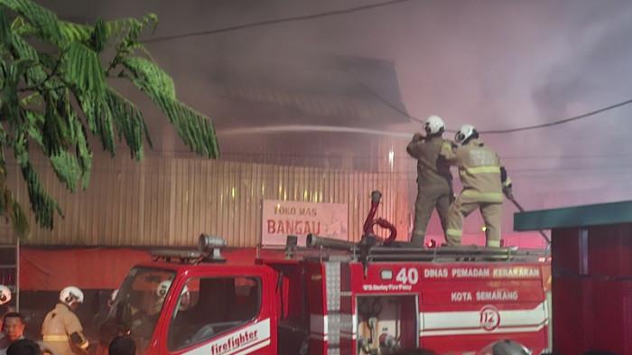 Damkar kerahkan 10 armada 60 petugas untuk padamkan api di Pasar ...