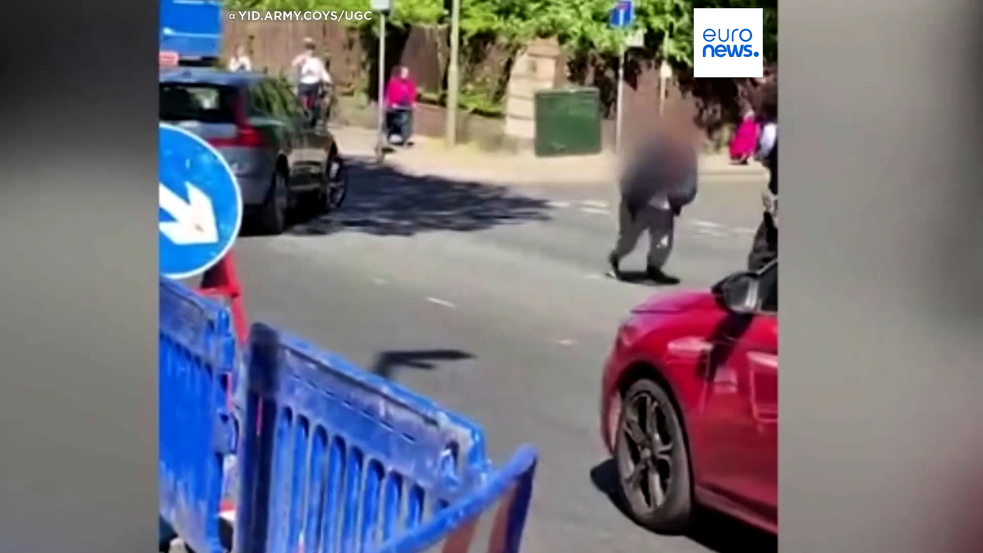 Video shows suspect approaching police after stabbing in north London
