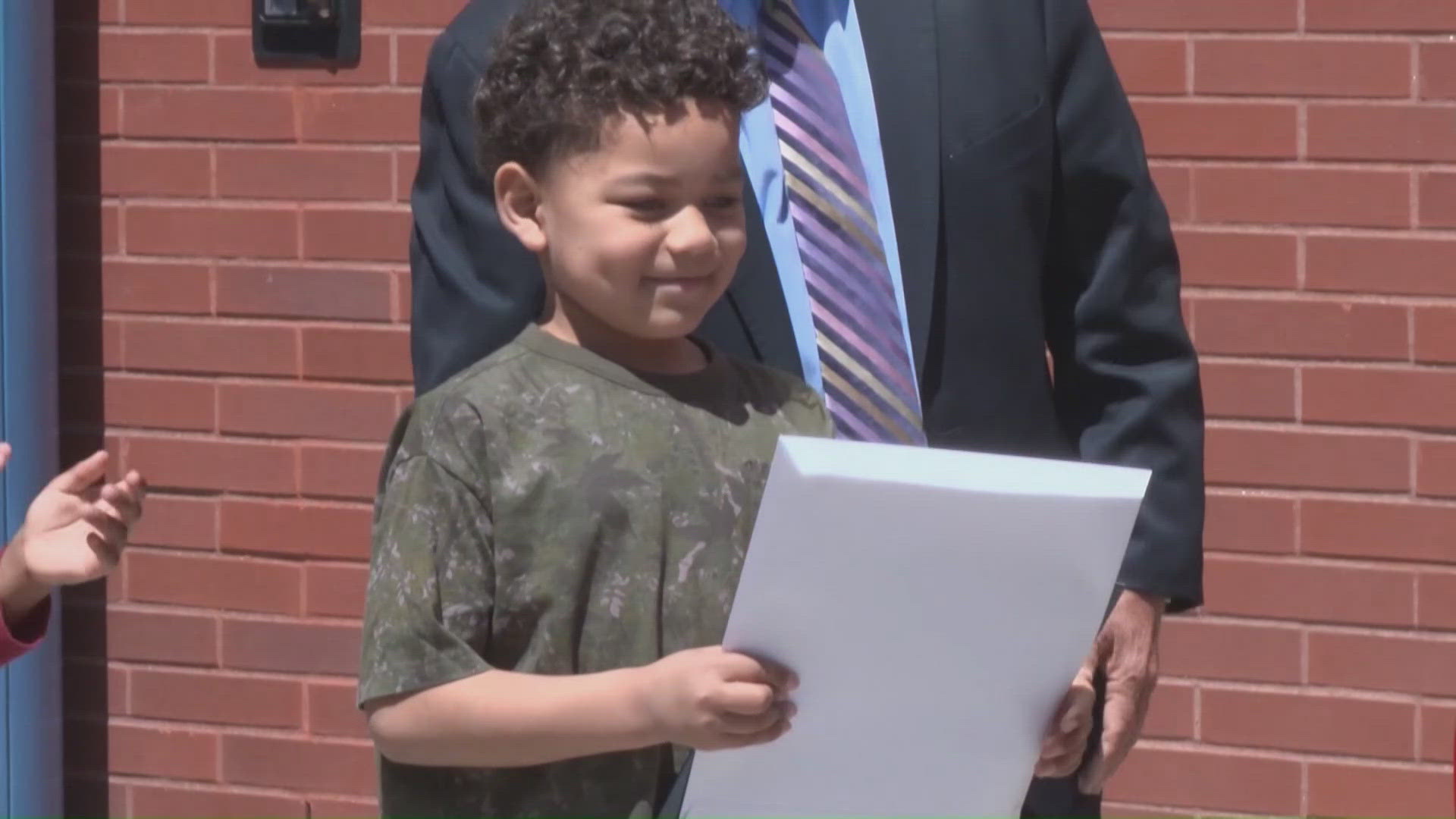 Seven-year-old recognized as a hero after saving a classmate using the ...