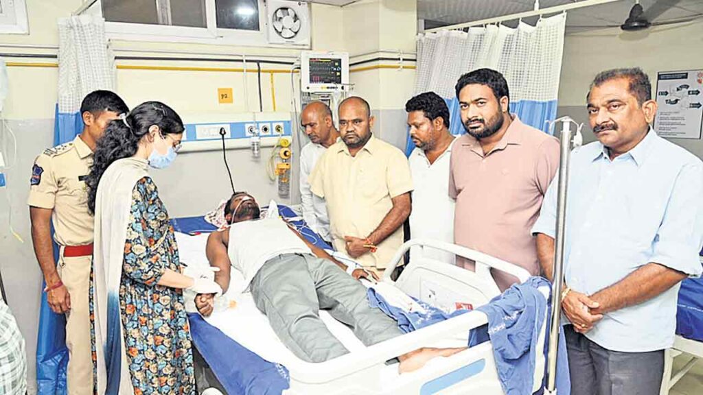 ఐకేపీ సెంటర్‌ ఇన్‌చార్జి ఆత్మహత్యాయత్నం