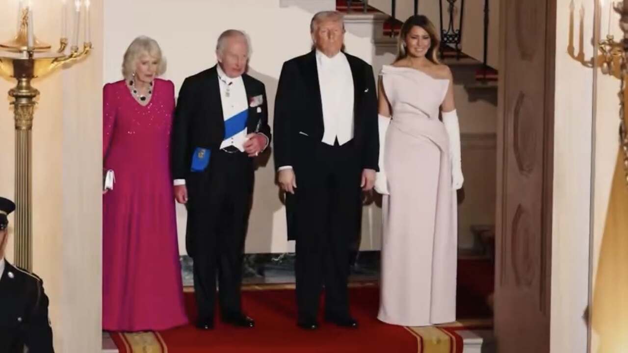 A szájról olvasás felfedi, hogy Károly király leszidta Donald Trumpot ...