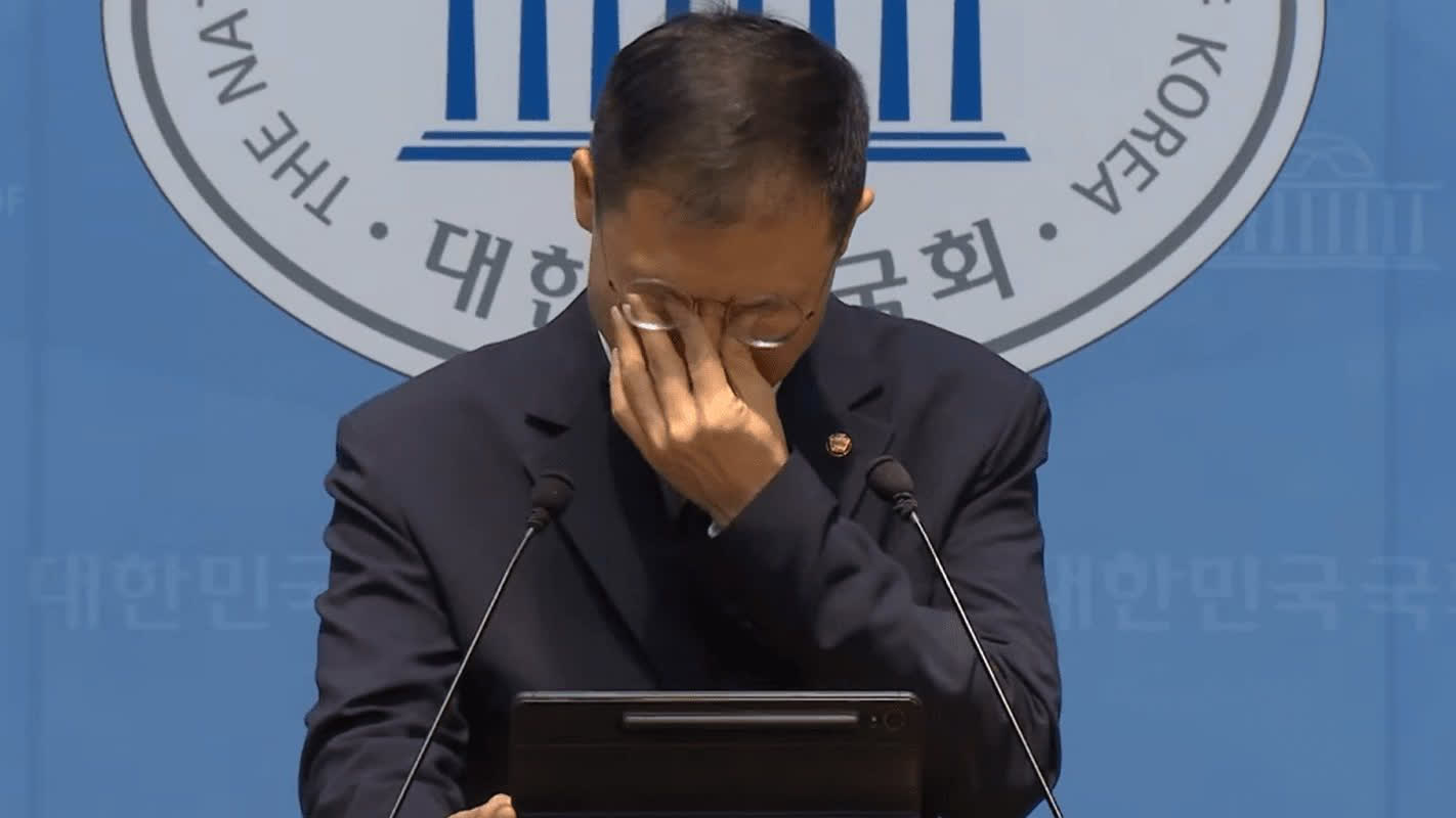 저는 배신자 아니다…김상욱, 의원직 사직하며 눈물