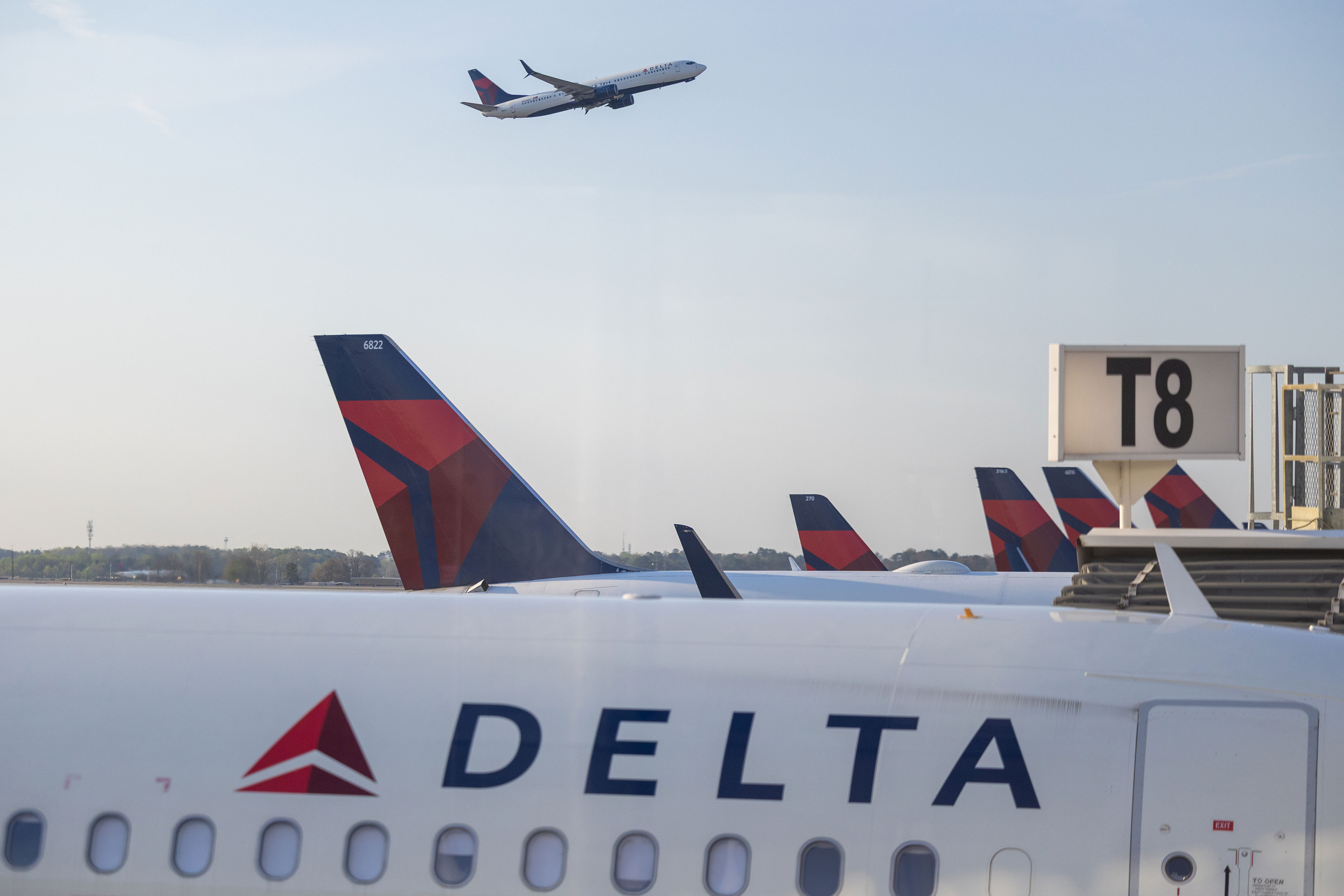 Video shows passenger attempting to open door of taxiing Delta plane