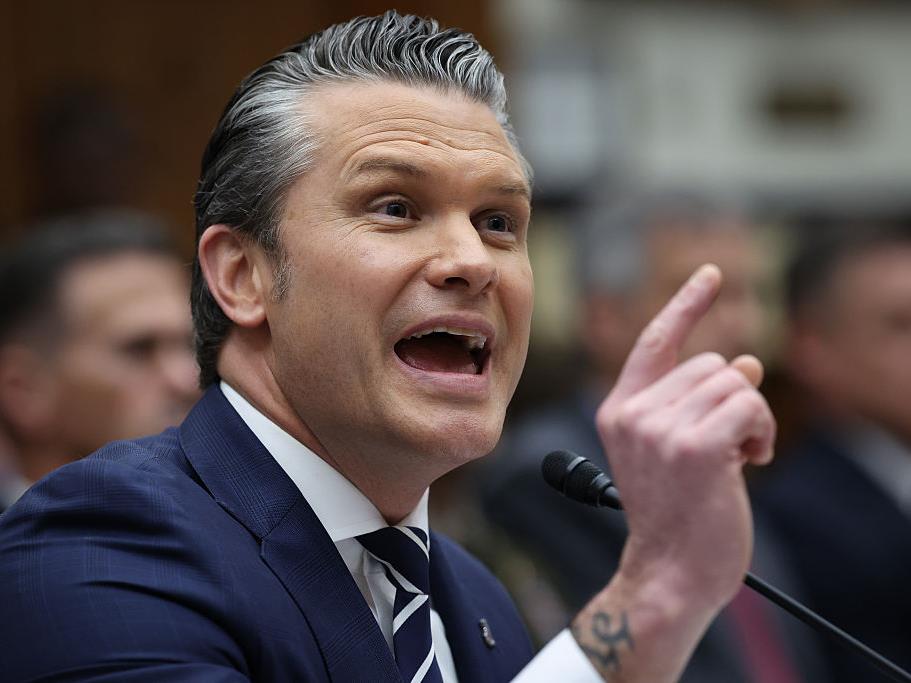 La guerre en Iran n’est pas un « bourbier », assure Pete Hegseth
