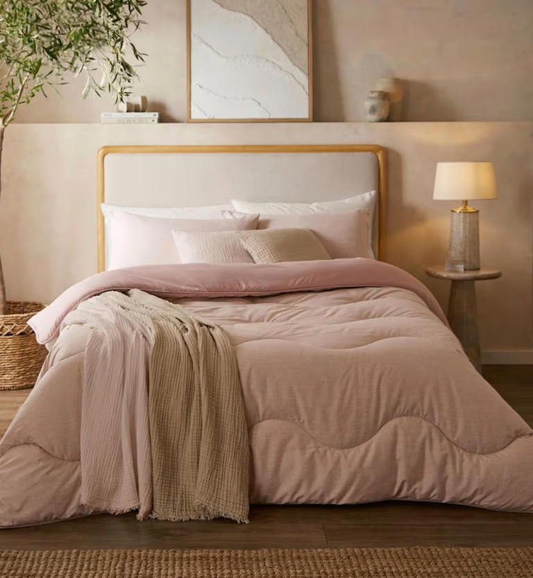 I showed AI my bedroom and it solved the chore I hate most (aff)