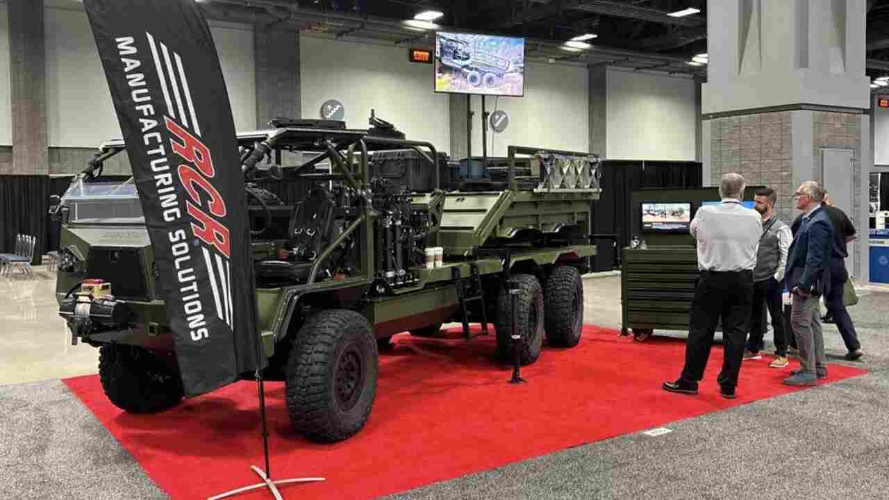 Empresa da NASCAR lança veículo militar de seis rodas na Marine Expo