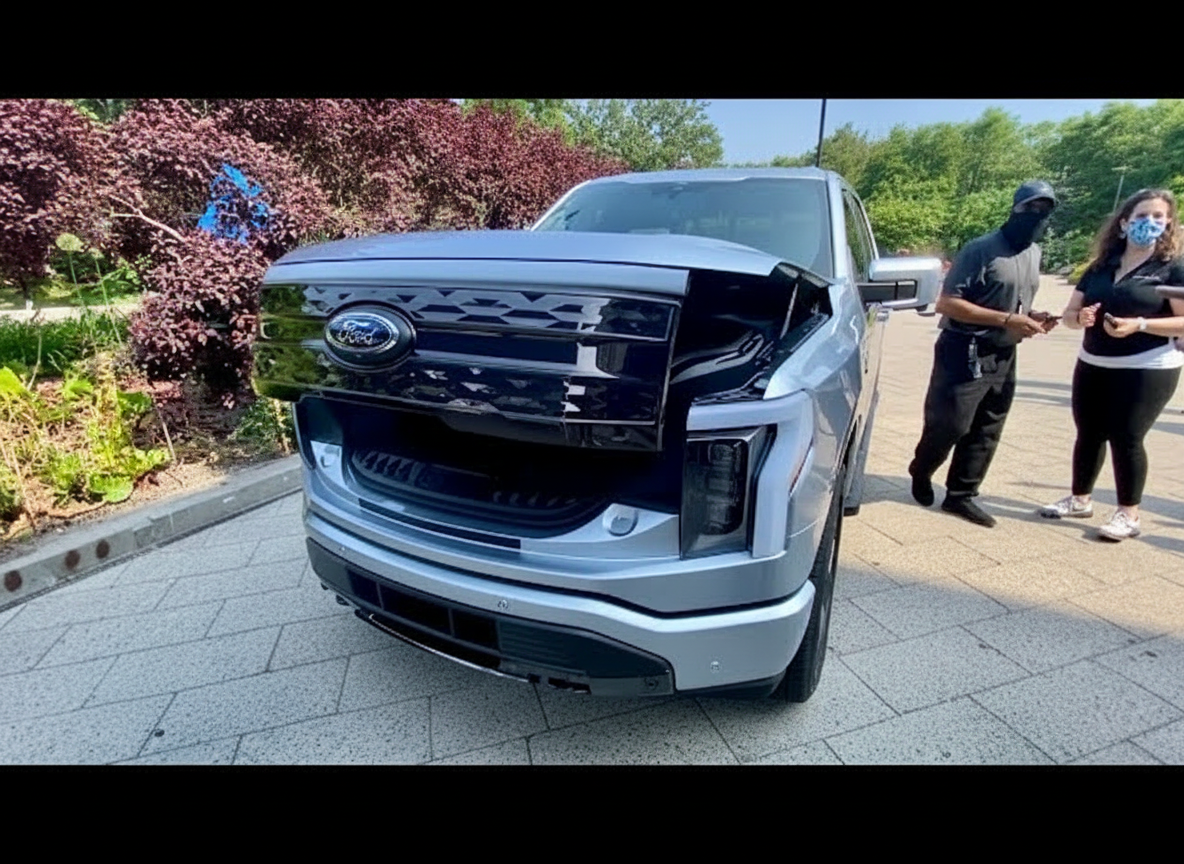 Full walk-around review of the 2022 Ford F-150 Lightning EV