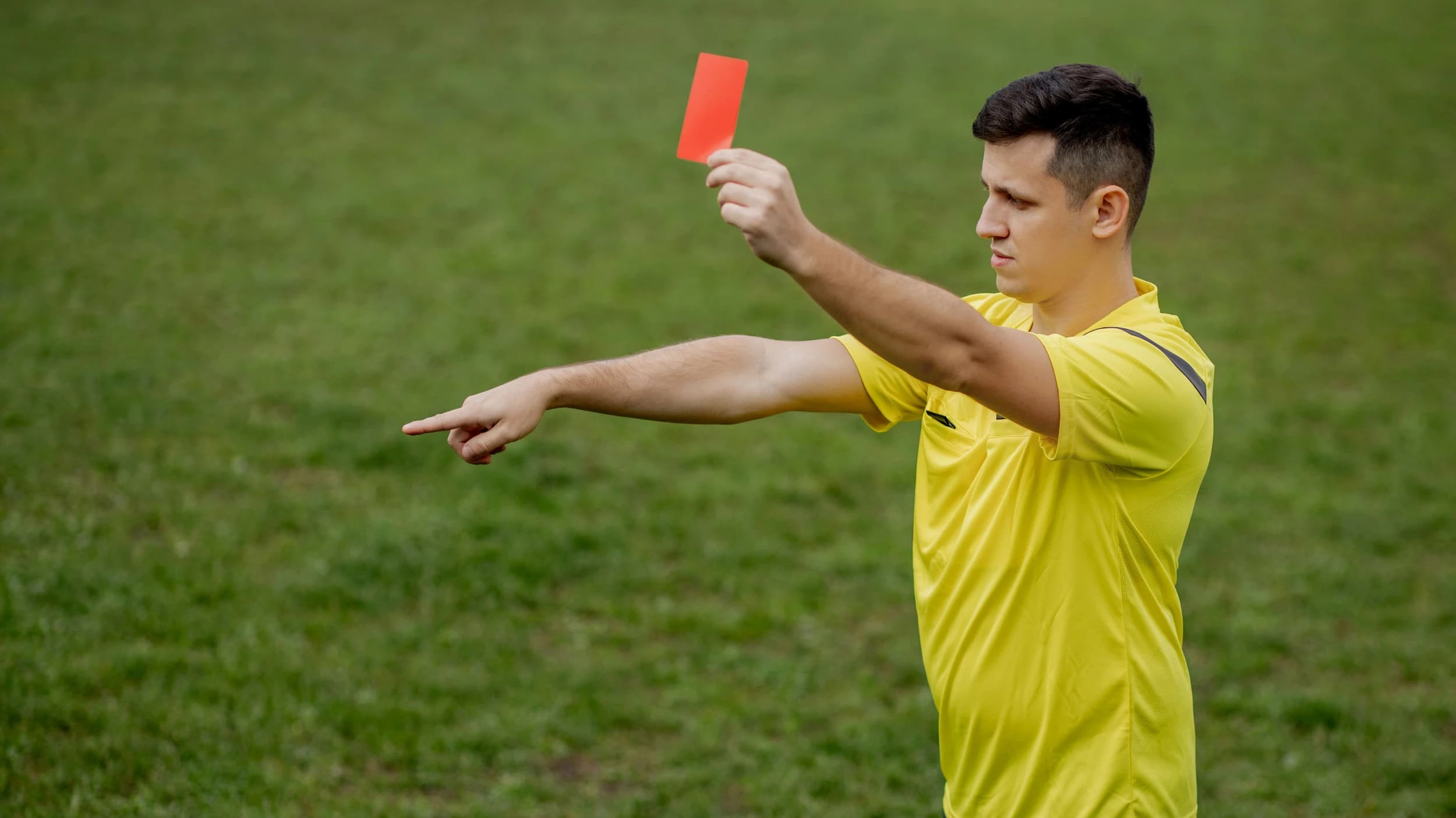 Football : deux nouveaux cartons rouges proposés lors de la Coupe du ...