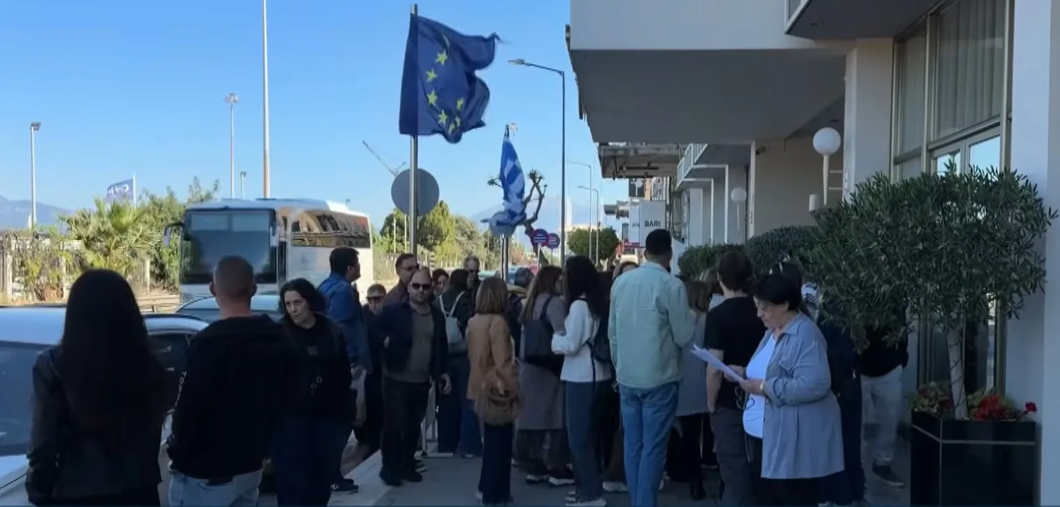Πάτρα: Διαμαρτυρίες για απολύσεις στη ΔΥΠΑ… στην «Ημέρας Καριέρας»