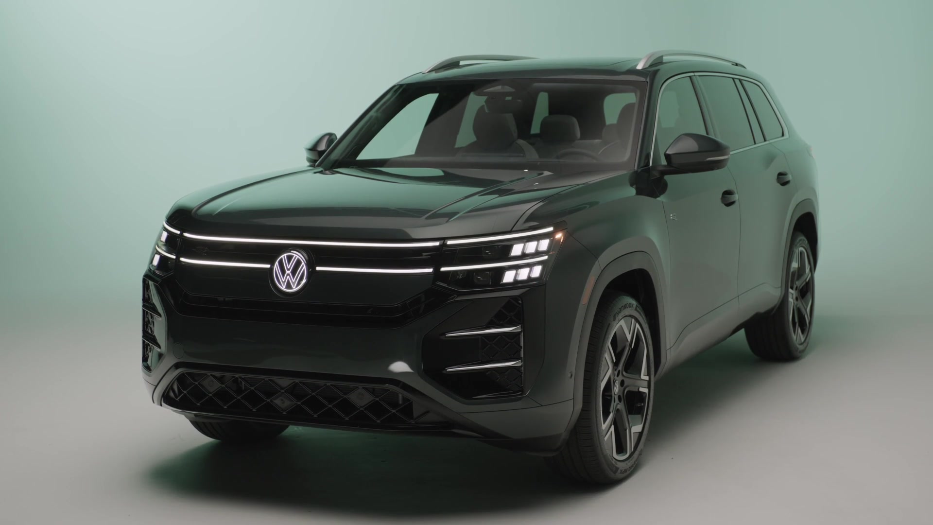 All-new 2027 Volkswagen Atlas R-Line exterior design in Sacramento Green