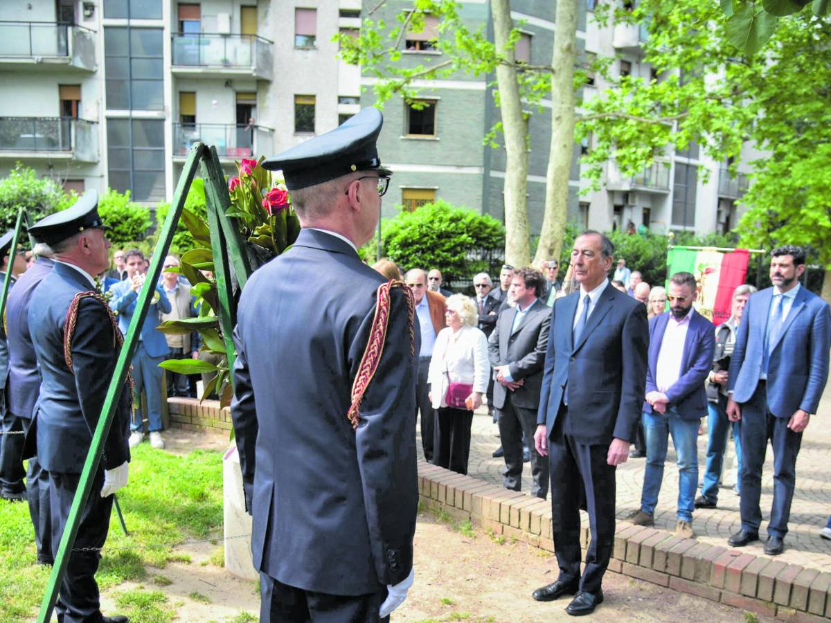 Strappa manifesti di Ramelli: aggredito