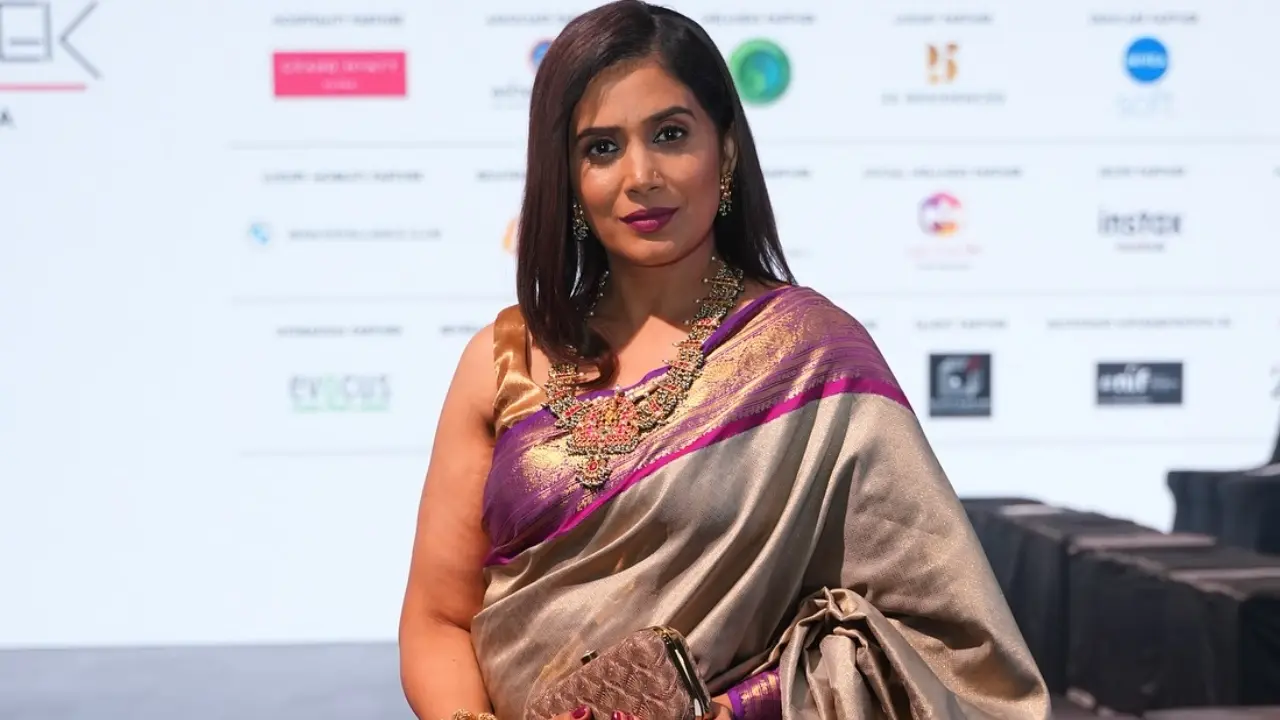 Sonali Kulkarni gets stranded in traffic for 5 hours, calls situation scary