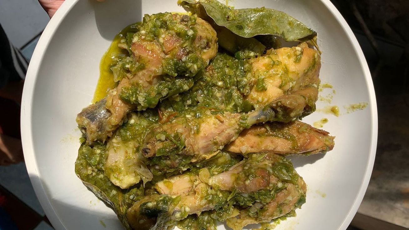Resep ayam sambal ijo khas Minang, bumbu pedas dan gurih meresap