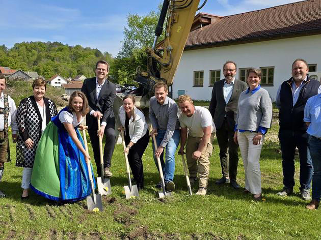 Erlösender Spatenstich beim Rathaus-Neubau in Pähl