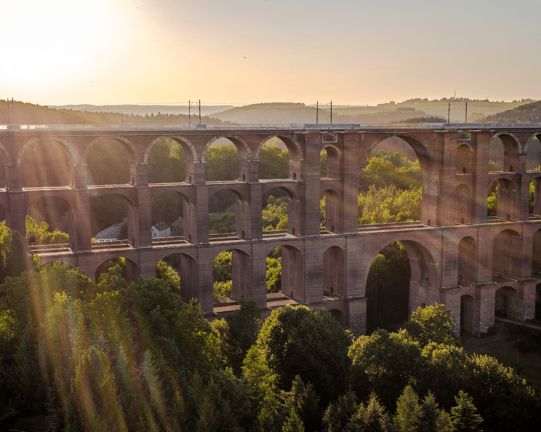 Gigantisch! Hier steht die größte „Ziegelsteinbrücke“ der Welt – so ...