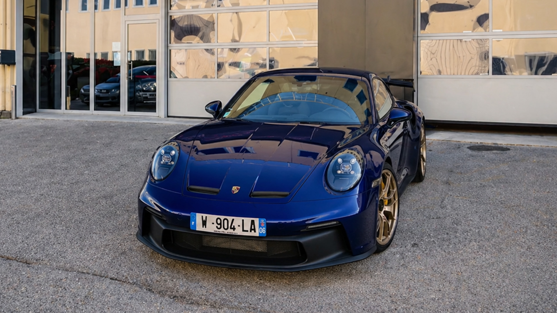 The moment he sees his dream Porsche GT3