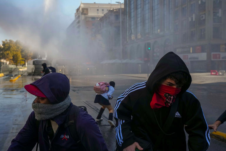 Χιλή: Διαδήλωση μαθητών και φοιτητών στο Σαντιάγο κατά των περικοπών ...