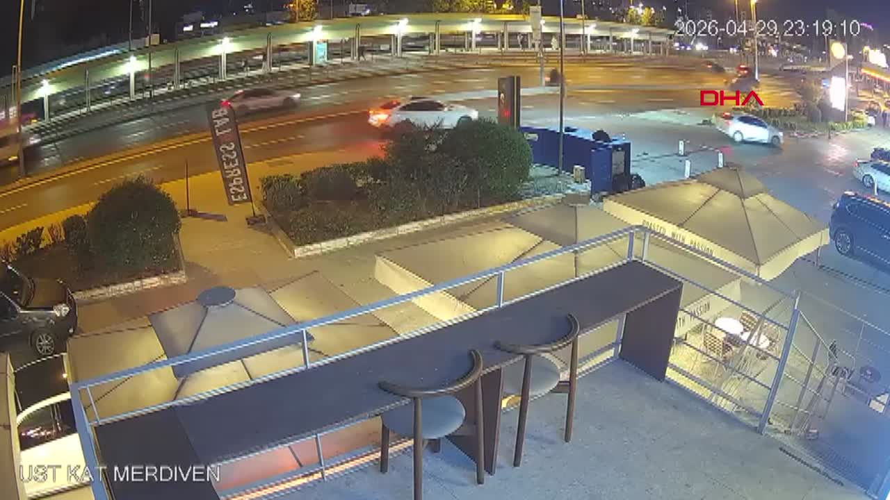 Bakırköy'de otomobil kafedeki müşterilerin arasına daldı: 6 yaralı
