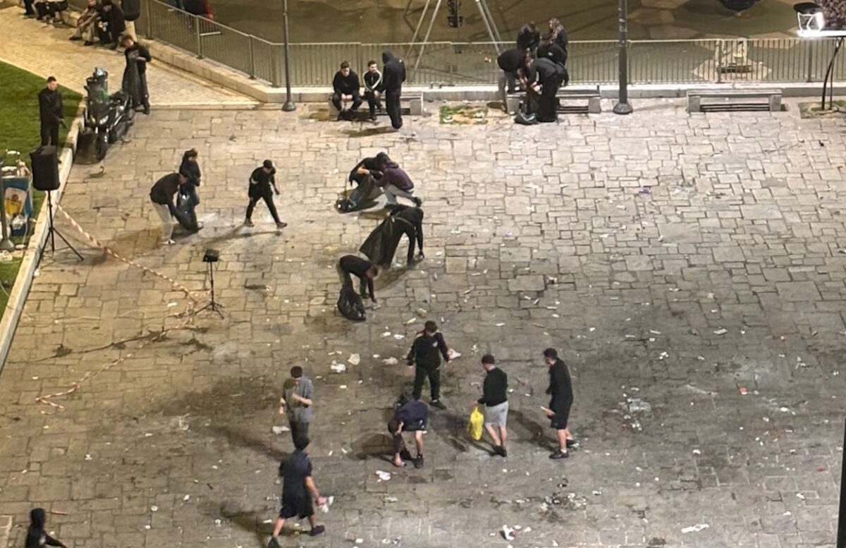 ΠΑΟΚ: Οι φίλαθλοι του «δικεφάλου» καθάρισαν την πλατεία Ναυαρίνου μετά ...