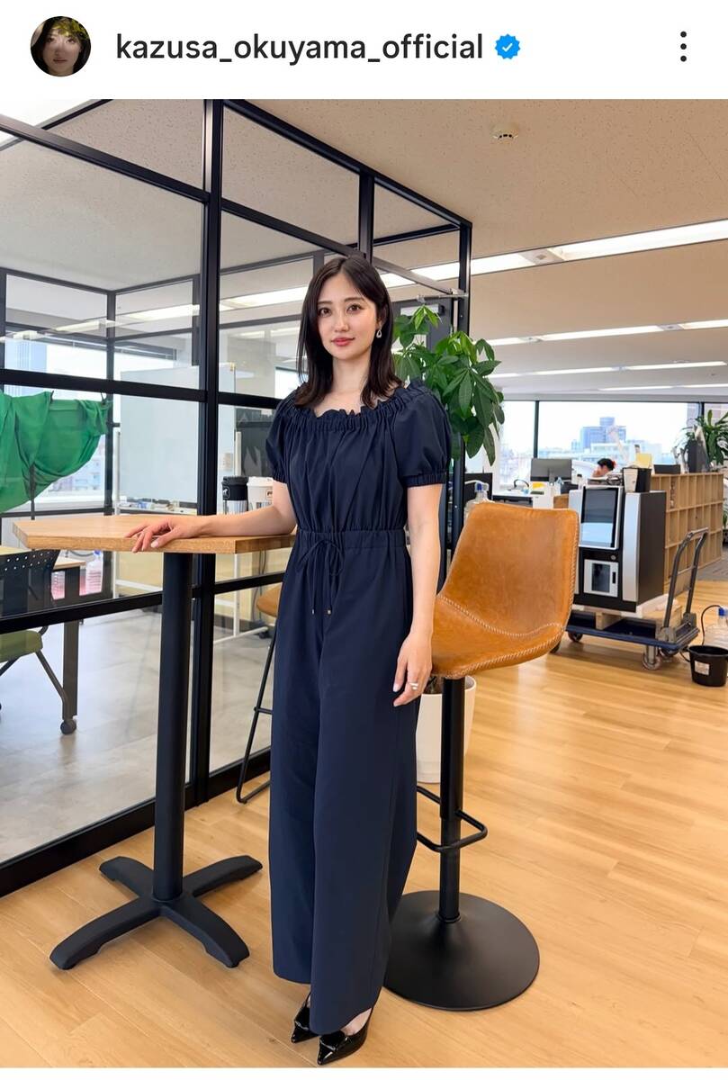 夫は東大卒のイケメンアナ…女優妻がスタイル抜群！ネイビーコーデ披露 結婚3年の奥山かずさ