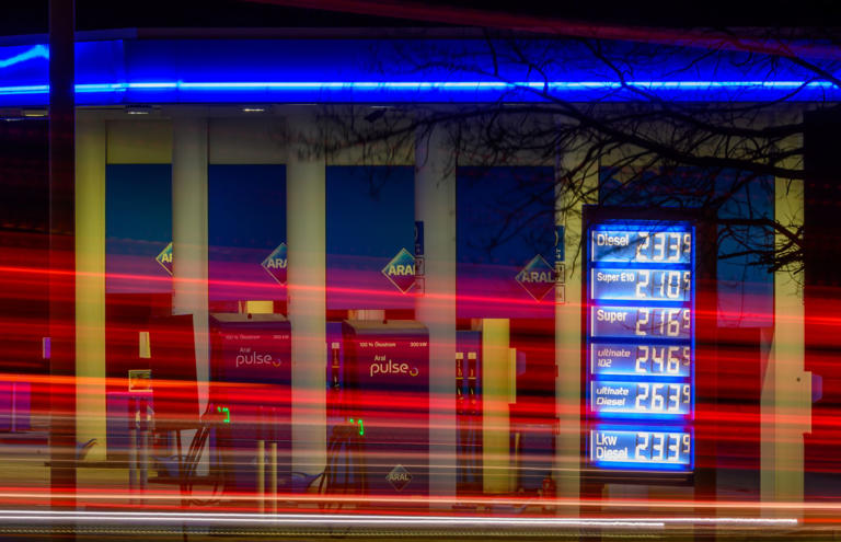 Oil prices jump to four-year high as Hormuz blockade persists