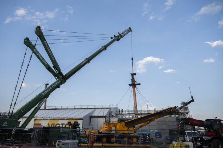 Mast removed from HMS Victory in £42m restoration project
