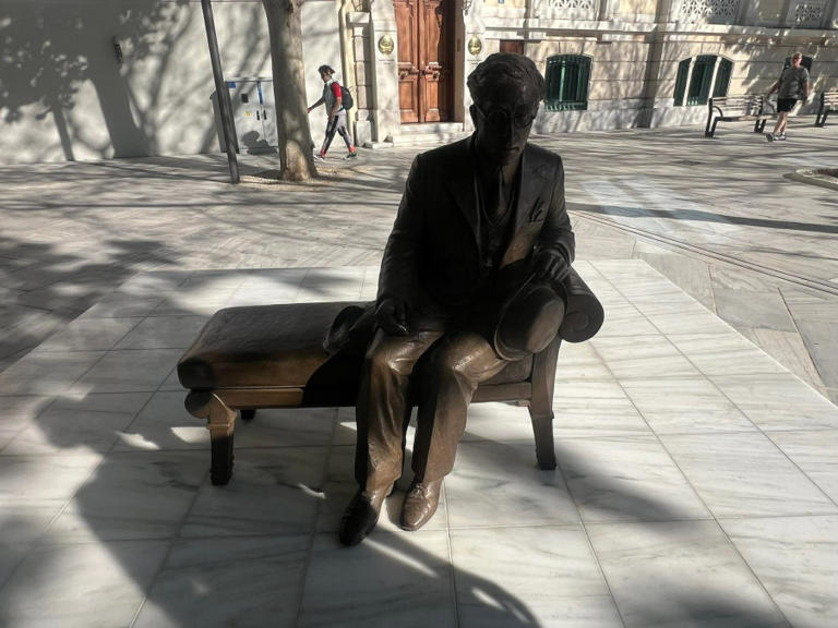 Ο Καβάφης «επέστρεψε» στο κέντρο της Αθήνας - Φωτογραφίες από το γλύπτο ...