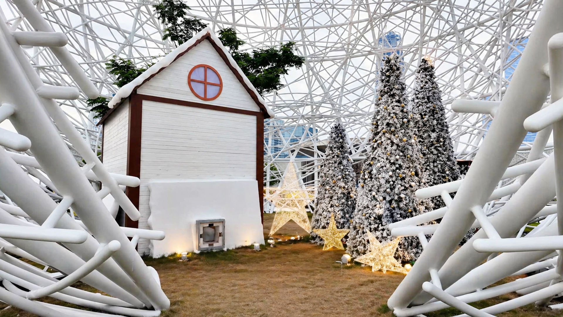 या भव्य गोळ्यात आत जा आणि एक गुप्त बाग शोधा