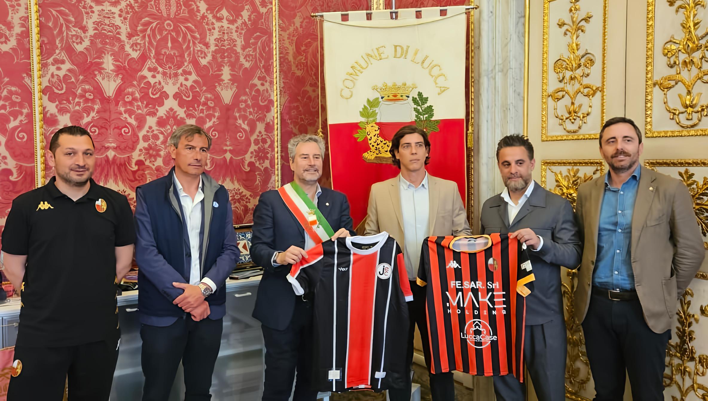 Dal sindaco la squadra di calcio del Brasile. Scambio di maglie con la ...