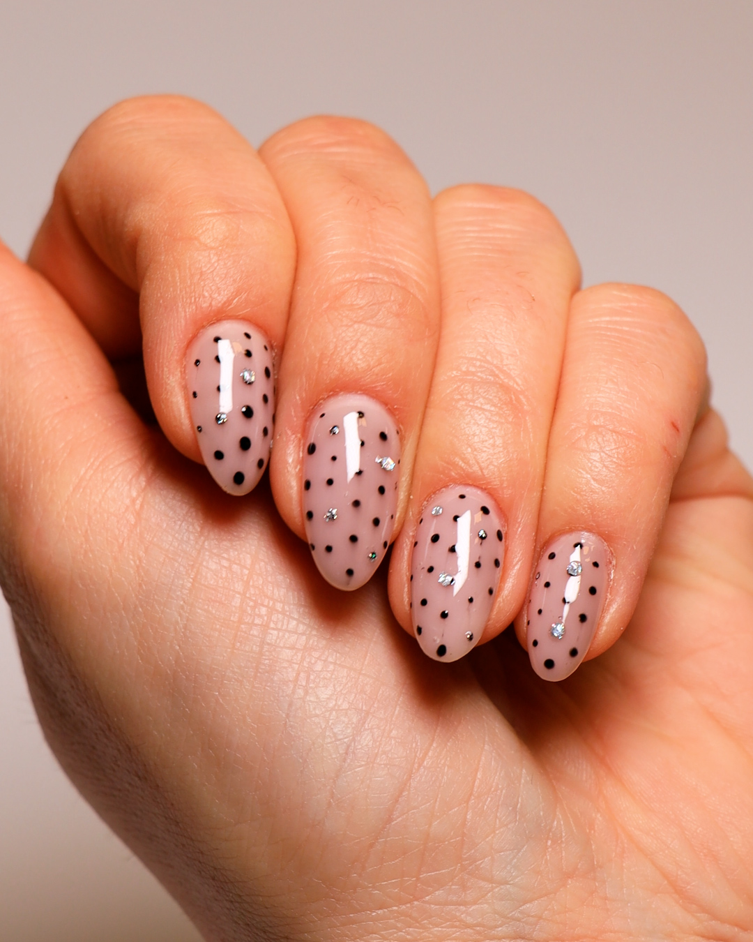 Unhas elegantes com brilho de bolinhas💅