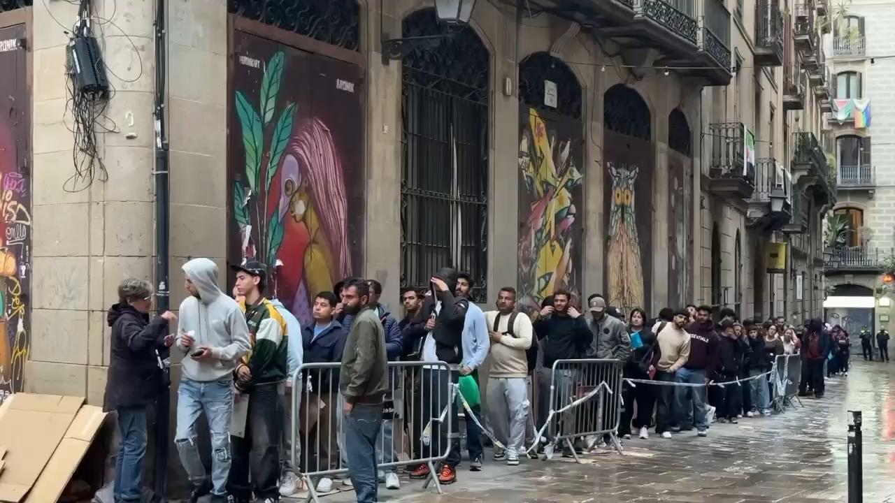 Migrants line up overnight for Spain's extraordinary regularization program