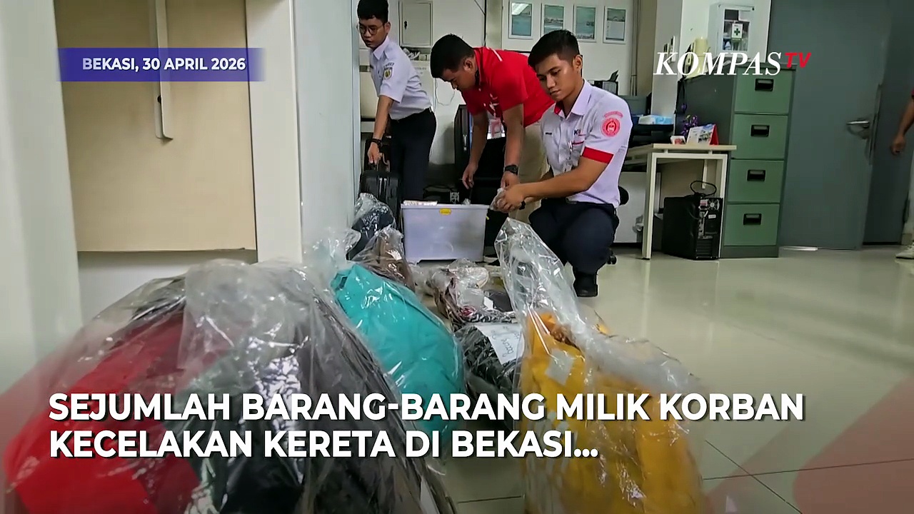 Penampakan barang-barang korban kecelakaan kereta di Bekasi, HP hingga ...