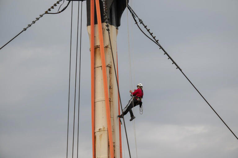 Mast removed from HMS Victory in £42m restoration project