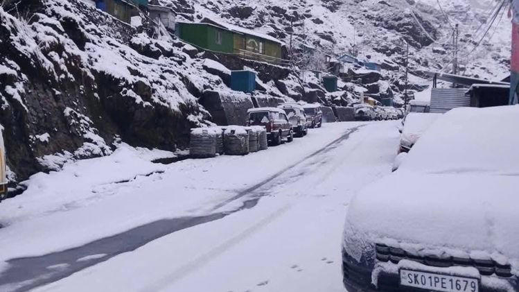 Sikkim: Fresh snowfall disrupts route to Nathula, travel restricted ...
