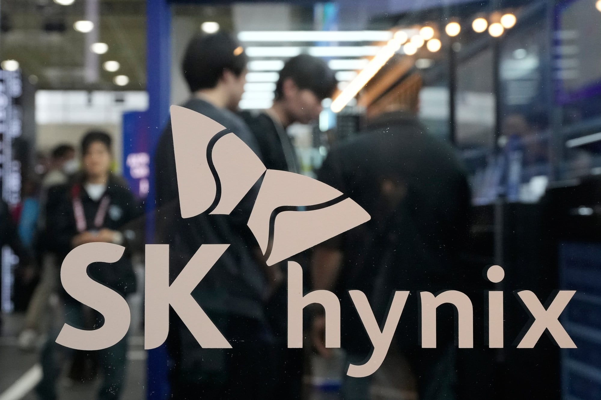 Samsung, SK Hynix flag record supply squeeze in memory market as AI ...