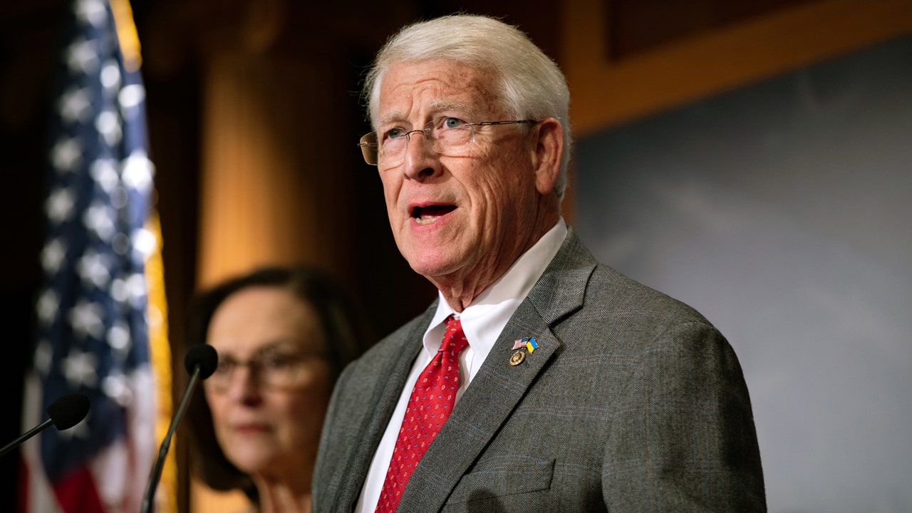 Top Senate Republican rips into Trump's Iran deal, says $300 billion ...