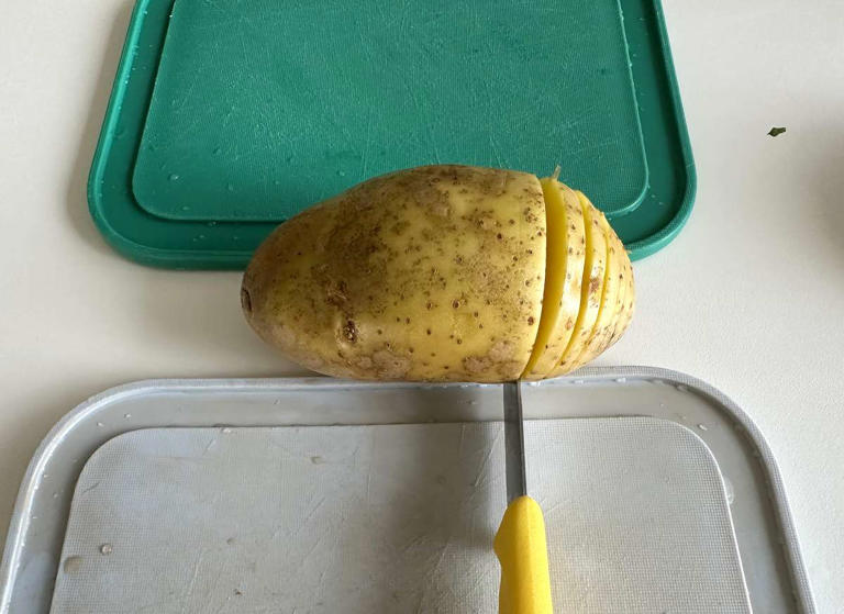 Hasselback potatoes in the air fryer: crispy, melt-in-the-mouth and ...